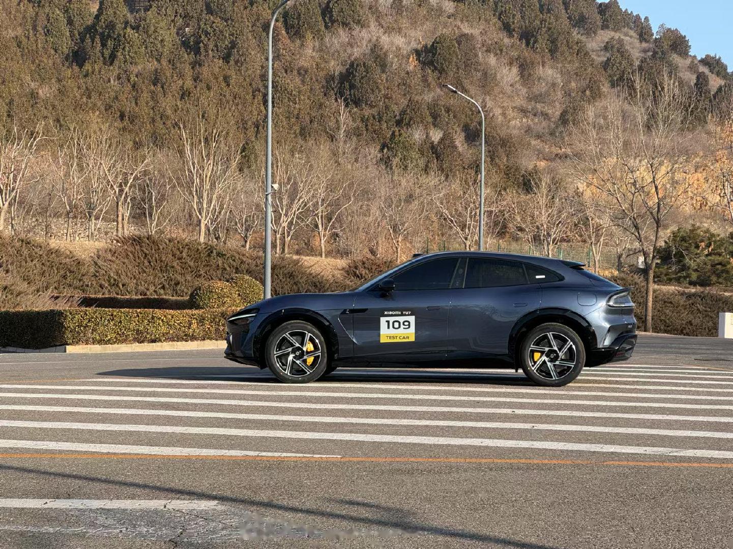 控制一下YU7，实拍来了 这不比ModelY 和它的徒子徒孙们帅吗 这比法拉利也_Model Y社区_易车社区