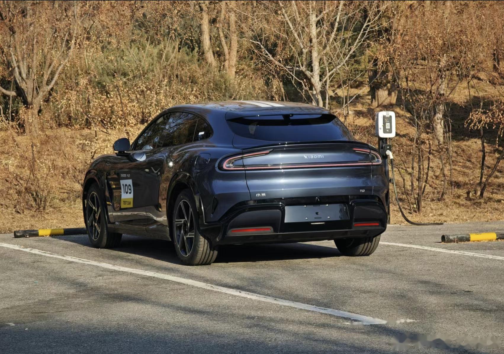 我还是感觉小米YU7的车尾灯实在太高太翘了，导致车尾灯下方有太大的空白。图二是我_小米YU7社区_易车社区