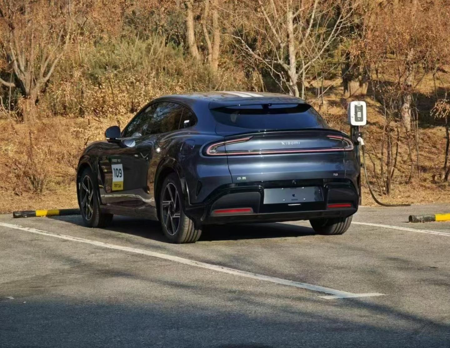 小米YU7无伪装实拍曝光 这标准的前后45°+正侧，肯定是干过汽车媒体的拍的 那_小米YU7社区_易车社区