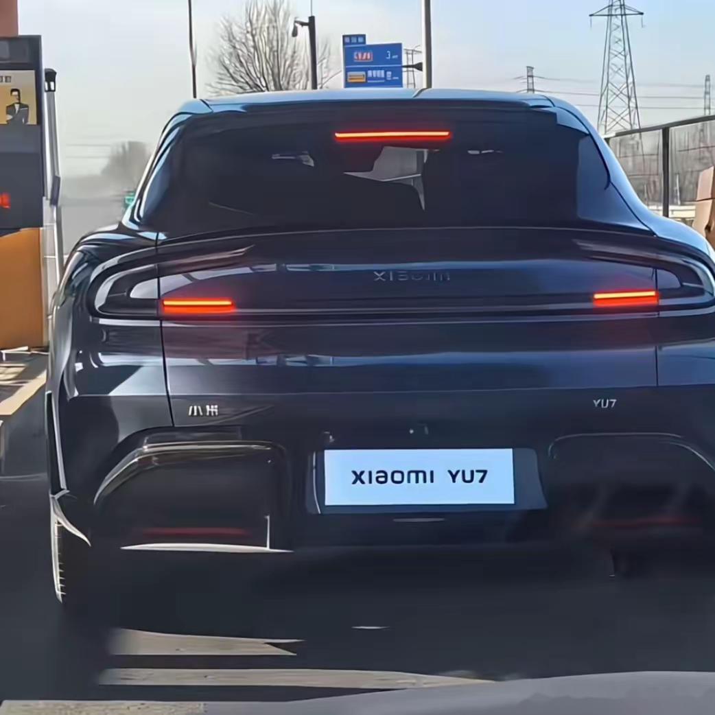 小米 YU7 标准版谍照，刹车灯设计曝光 此版本无激光雷达，尾部谍照可看到刹车灯_小米YU7社区_易车社区