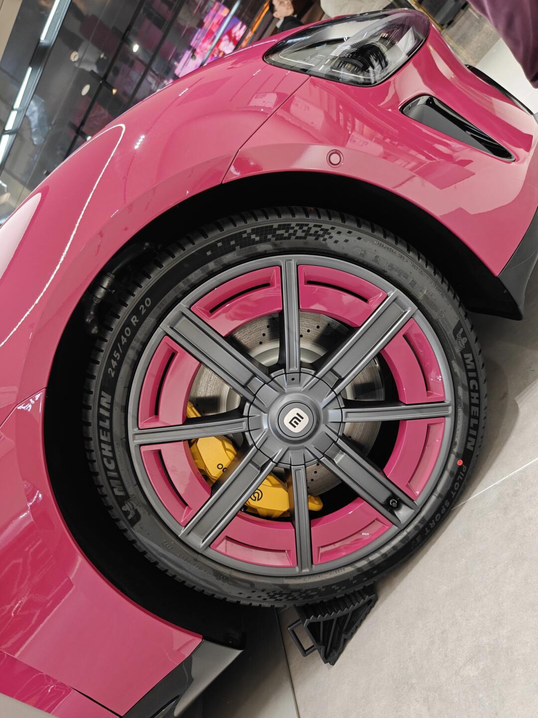 小米su7玫红实拍，太帅了_小米SU7社区_易车社区