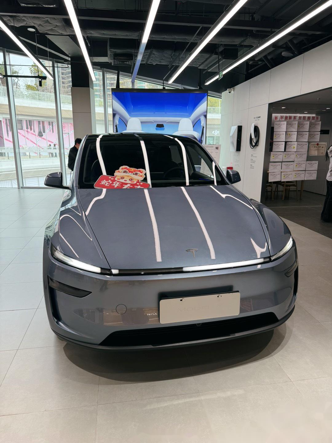 今天在店里看了一下新Model Y，比老款确实更好看，整体更运动了。 但我还是觉_Model Y社区_易车社区