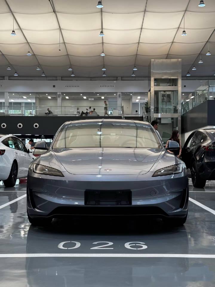 Model 3 Performance快银配色，未来感十足的银色车身，在暗影下更_Model 3社区_易车社区