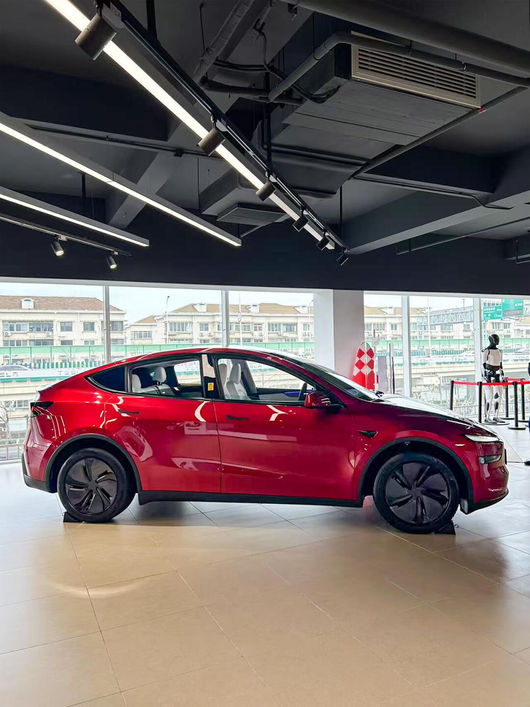 看了焕新Model Y红色有点真香了..._Model Y社区_易车社区