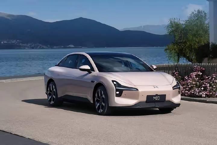 零跑B01 vs 小鹏MONA M03，15万级最美轿车之争！ 宝子们，15万级_小鹏MONA M03社区_易车社区