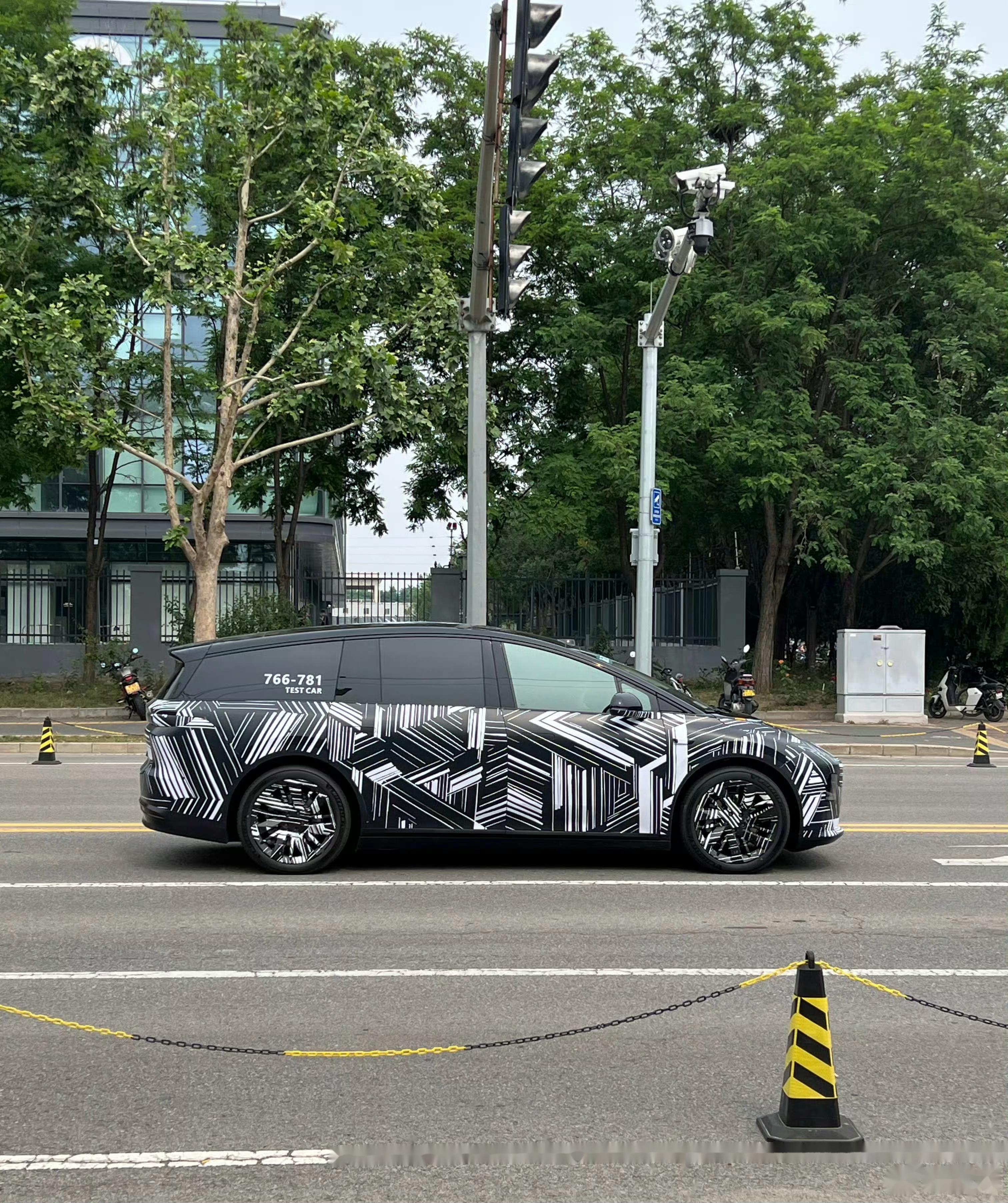 这是7月即将发布理想 i8谍照，作为首款发布的纯电六座SUV，超有辨识度的前脸，_理想i8社区_易车社区