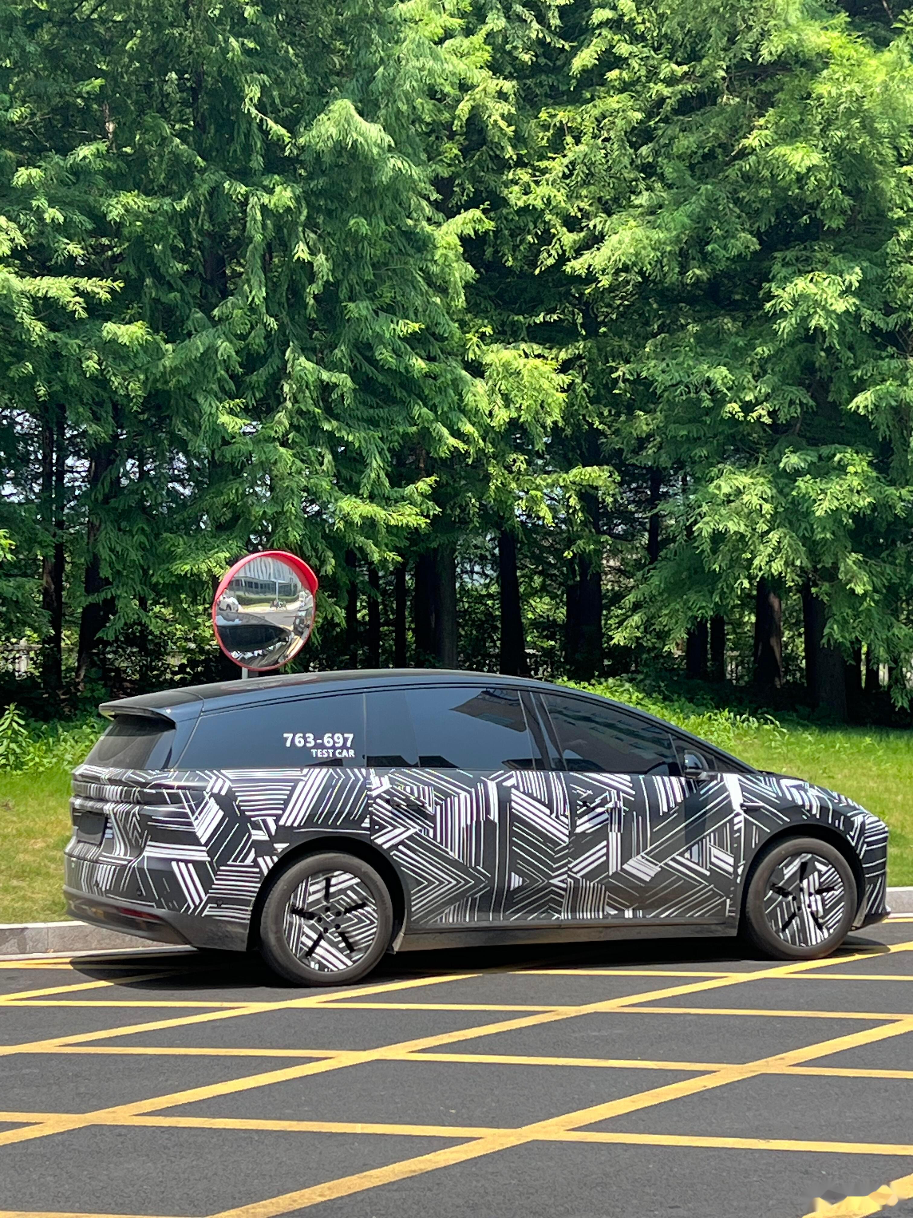 这是7月即将发布理想 i8谍照，作为首款发布的纯电六座SUV，超有辨识度的前脸，_理想i8社区_易车社区