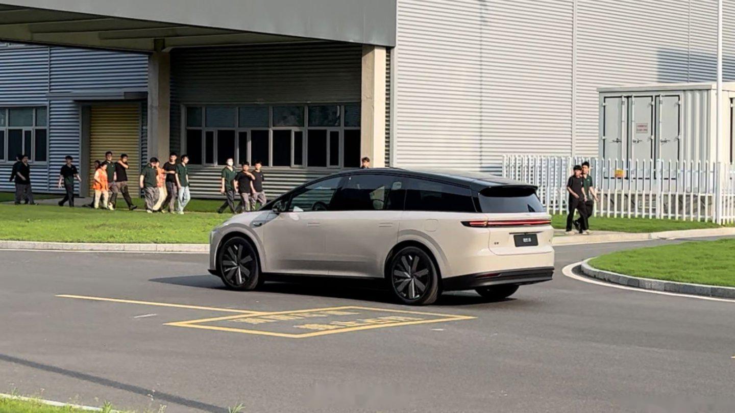 理想纯电车i8实车曝光，现在理想已经建成2500座超充站了，支持5C快充，即使纯_理想i8社区_易车社区