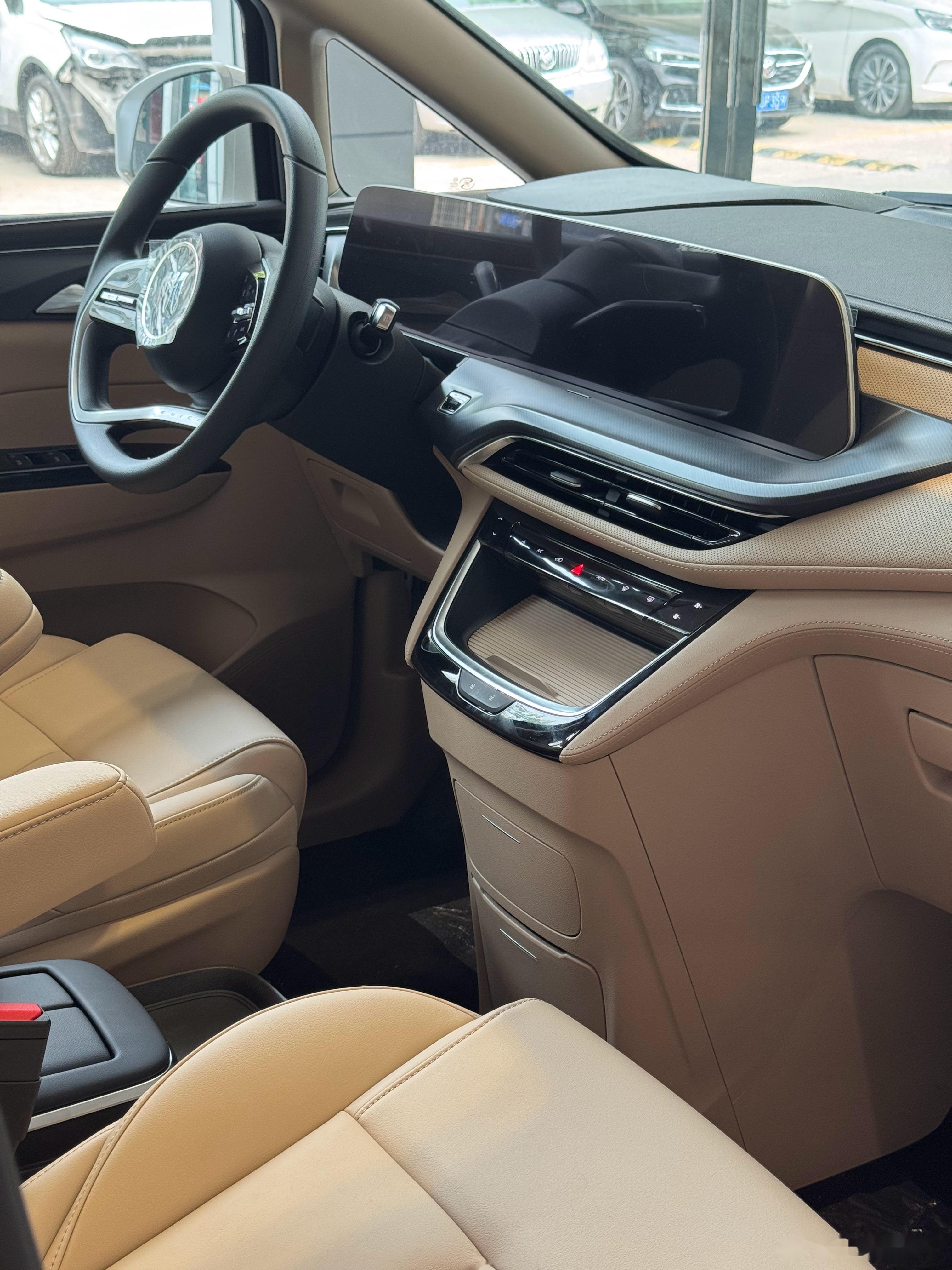 路过别克4S店，看陆尊和陆尚的人不少，旁边这台陆上公务舱有点“落寞”，昨晚刚上市_别克GL8社区_易车社区