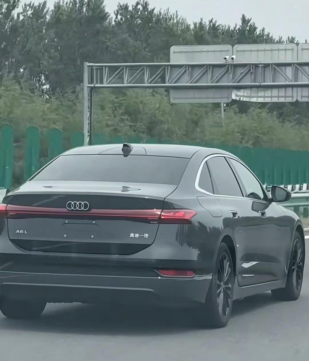 国产新款奥迪A6L纯电版，黑色，白色型号都曝光了，用华为智驾，这一代A6外观，符_奥迪A6L社区_易车社区
