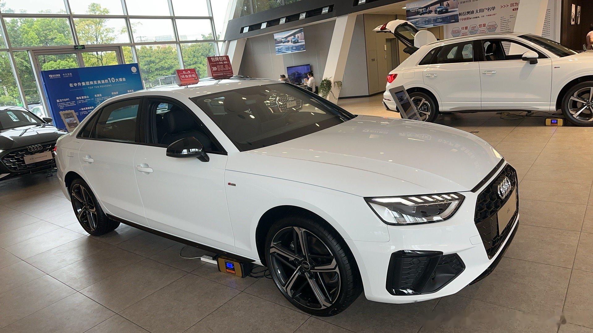 初见展厅中的白色A4L，灯光下漆面流光溢彩，心跳加速。销售细致讲解功能，签字、核_奥迪A4L社区_易车社区