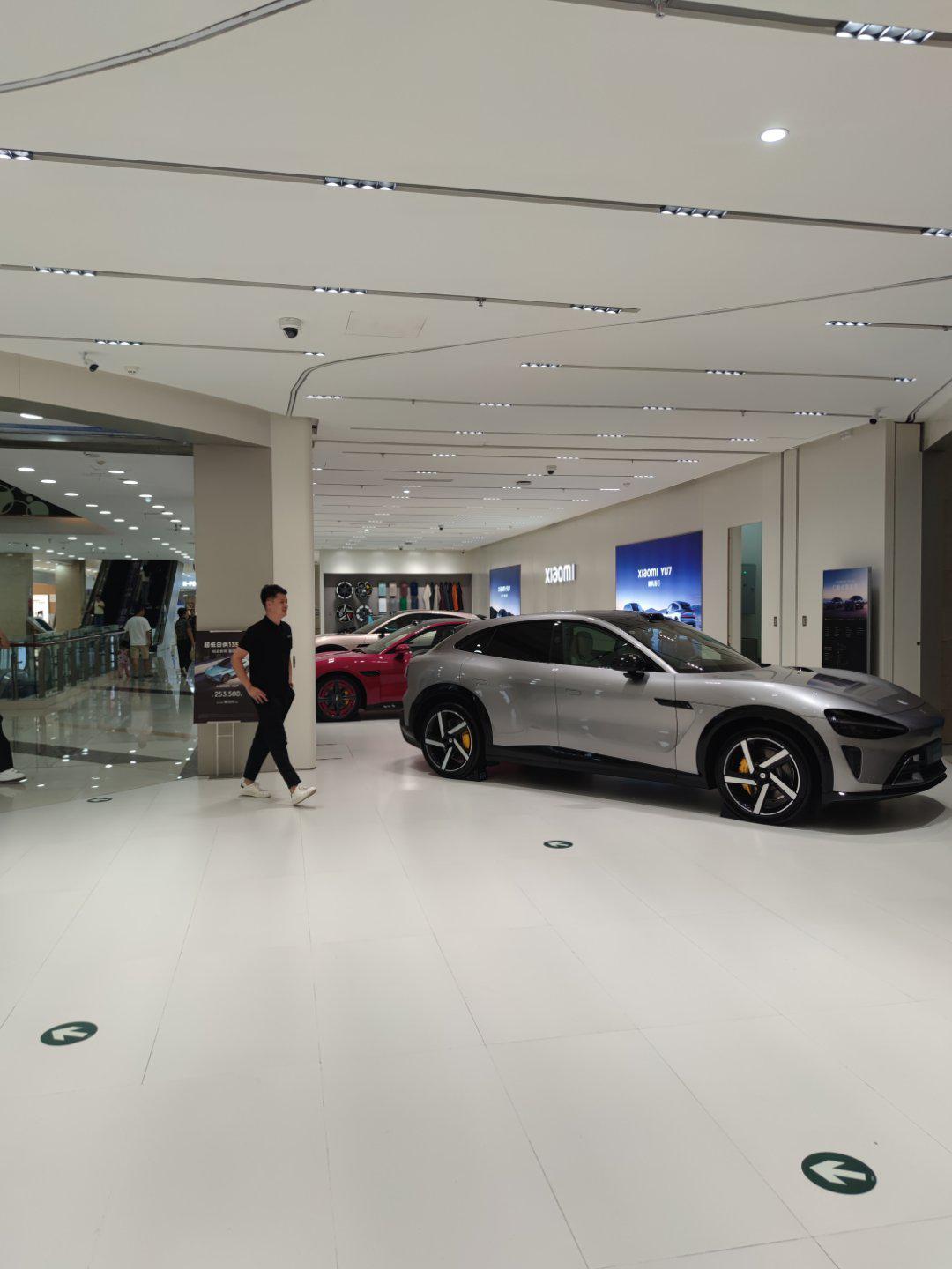 静态体验一下小米yu7，店里人并不是很多，不需要排队。店里有yu7和yu7max_小米YU7社区_易车社区