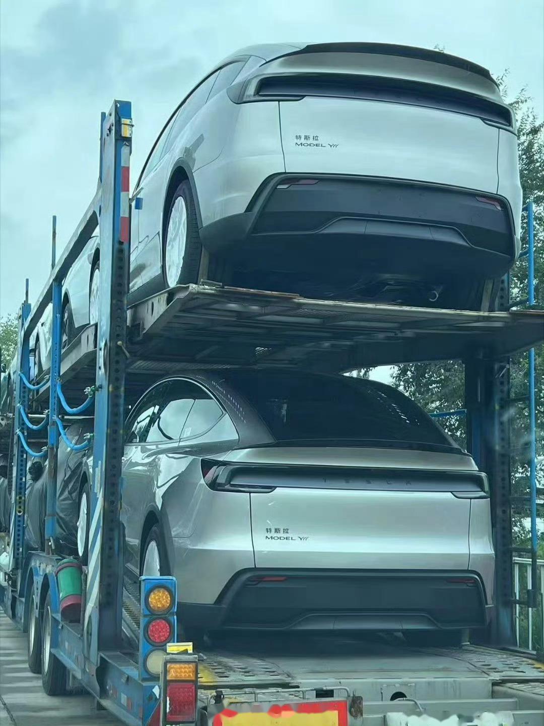 特斯拉Model YL这两天在叫媒体拍摄了 第三排真的还不如不装，坐的很憋屈，很_Model Y社区_易车社区