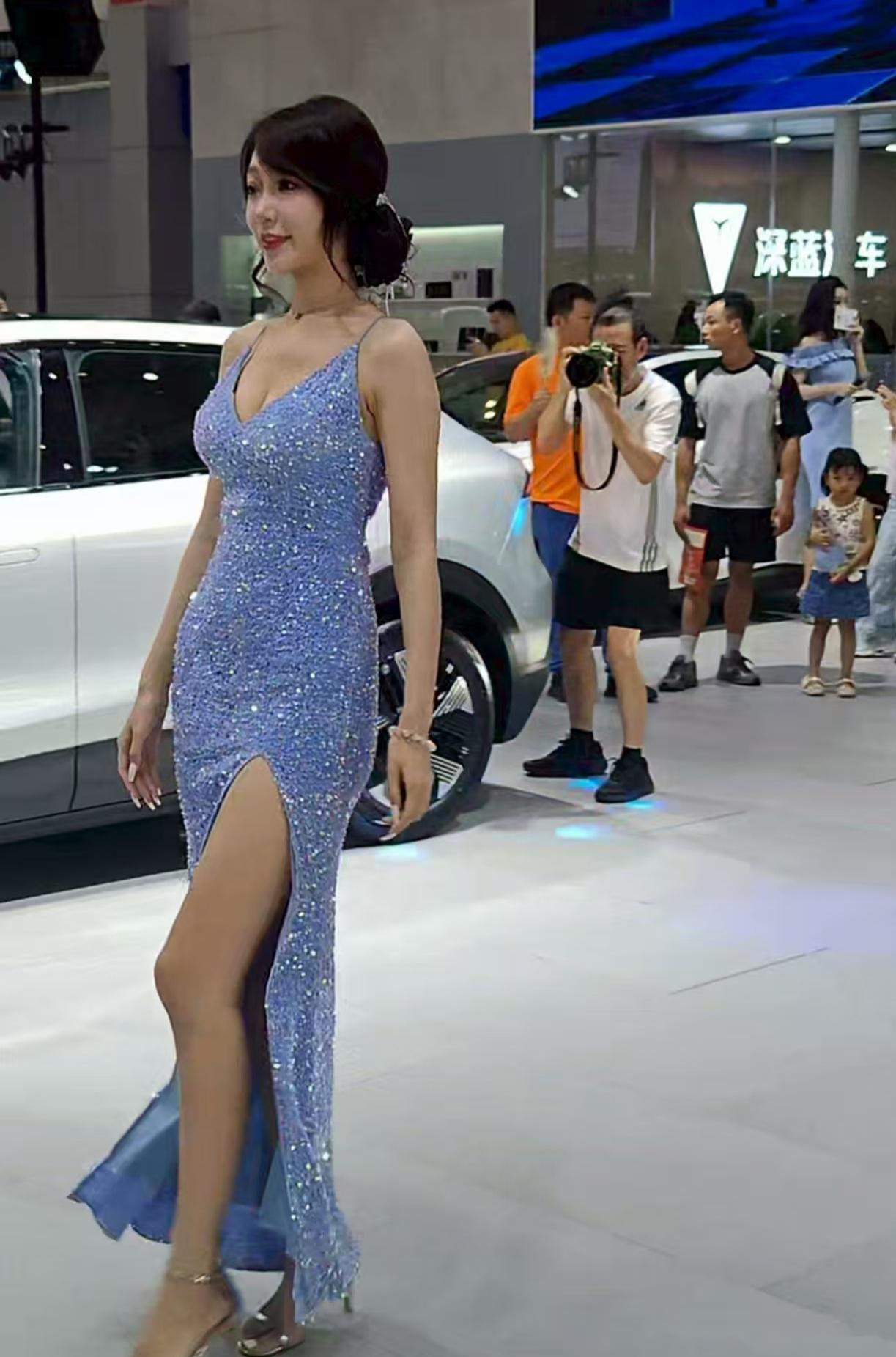 遵义车展开始，车模：小关，婷婷，参展车型：奔驰CLA、奥迪A5L Sportba_奥迪A5L社区_易车社区