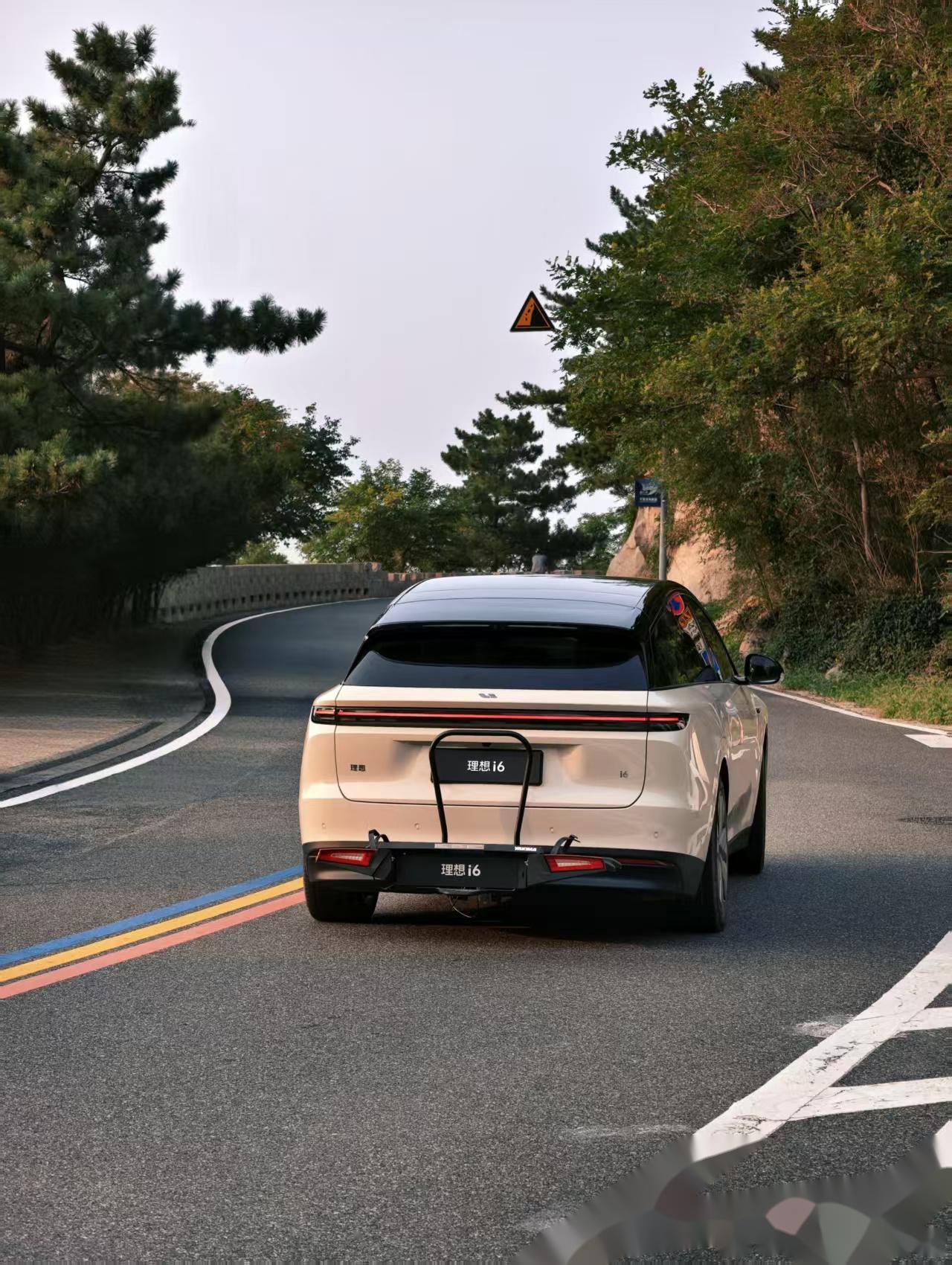 今天不小心看到理想i6实车了，这造型我真挺喜欢的。相比i8，这车车尾更有意思，而_理想i6社区_易车社区