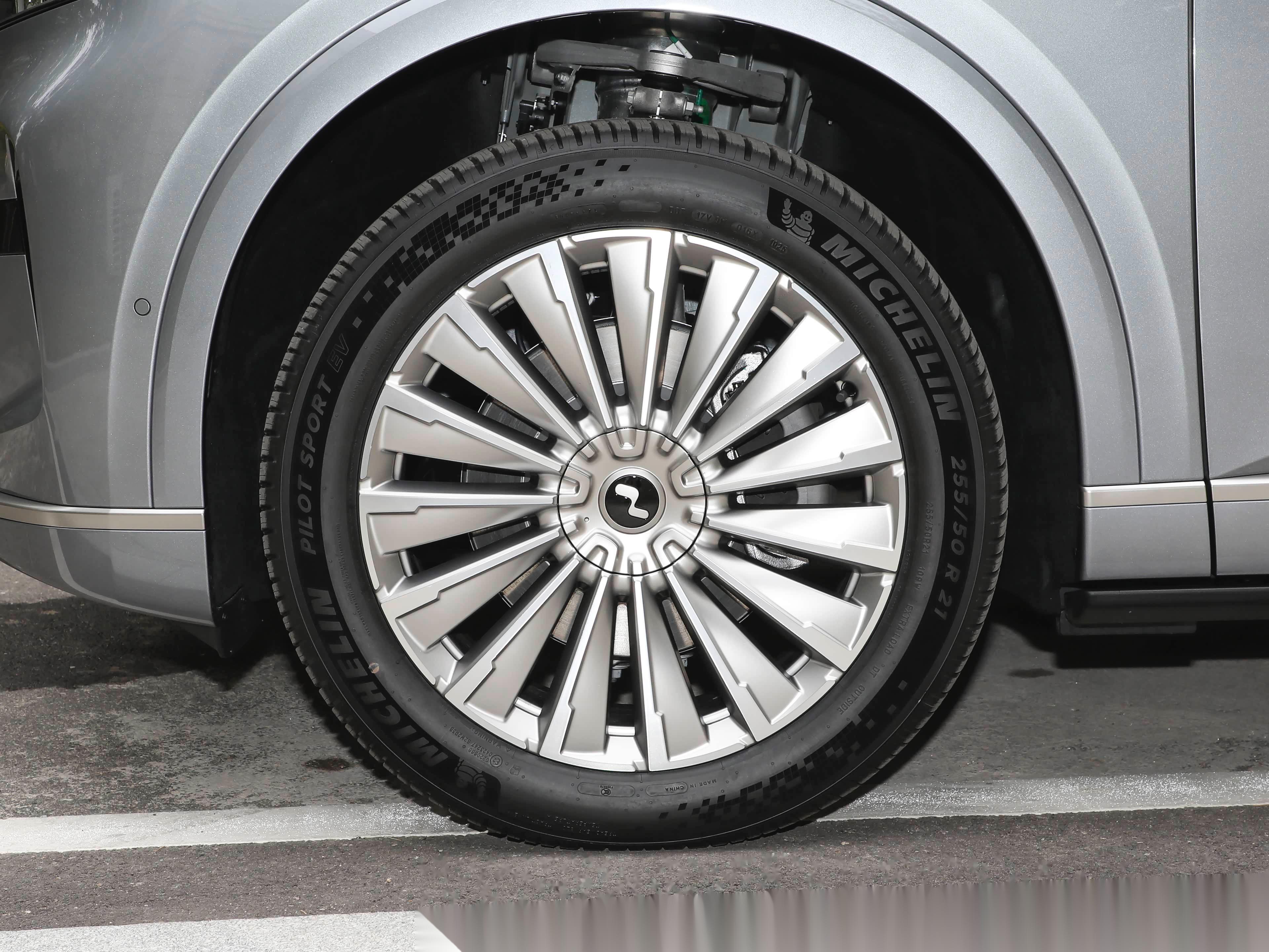 蔚来ES8前后胎都是265mm，乐道L90前255mm后275mm。 我猜原因是_乐道L90社区_易车社区