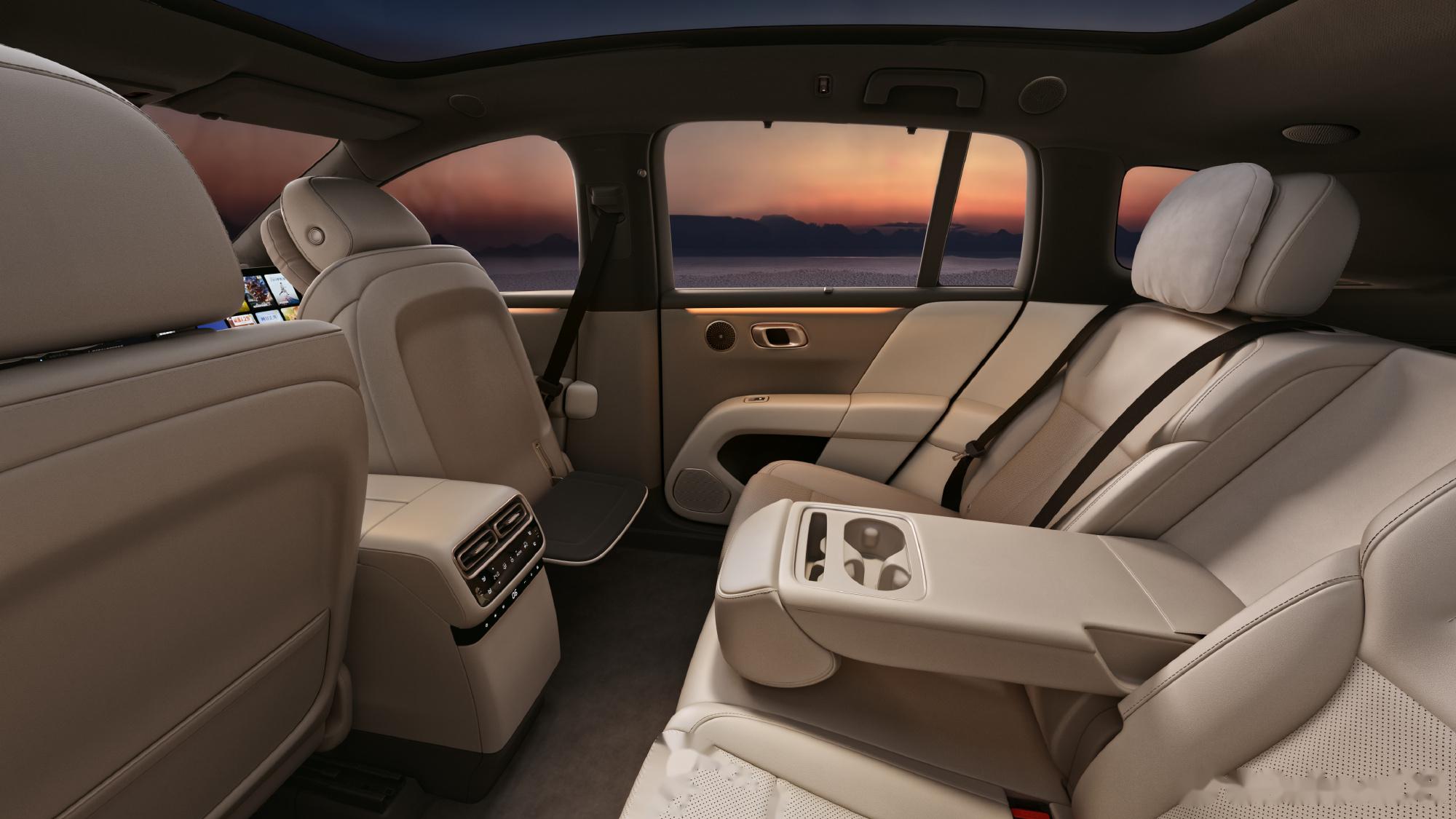 理想i6的官方第二排内饰图来了 ①与L6全系大天幕无法选装不同，i6后排有大电视_理想i6社区_易车社区