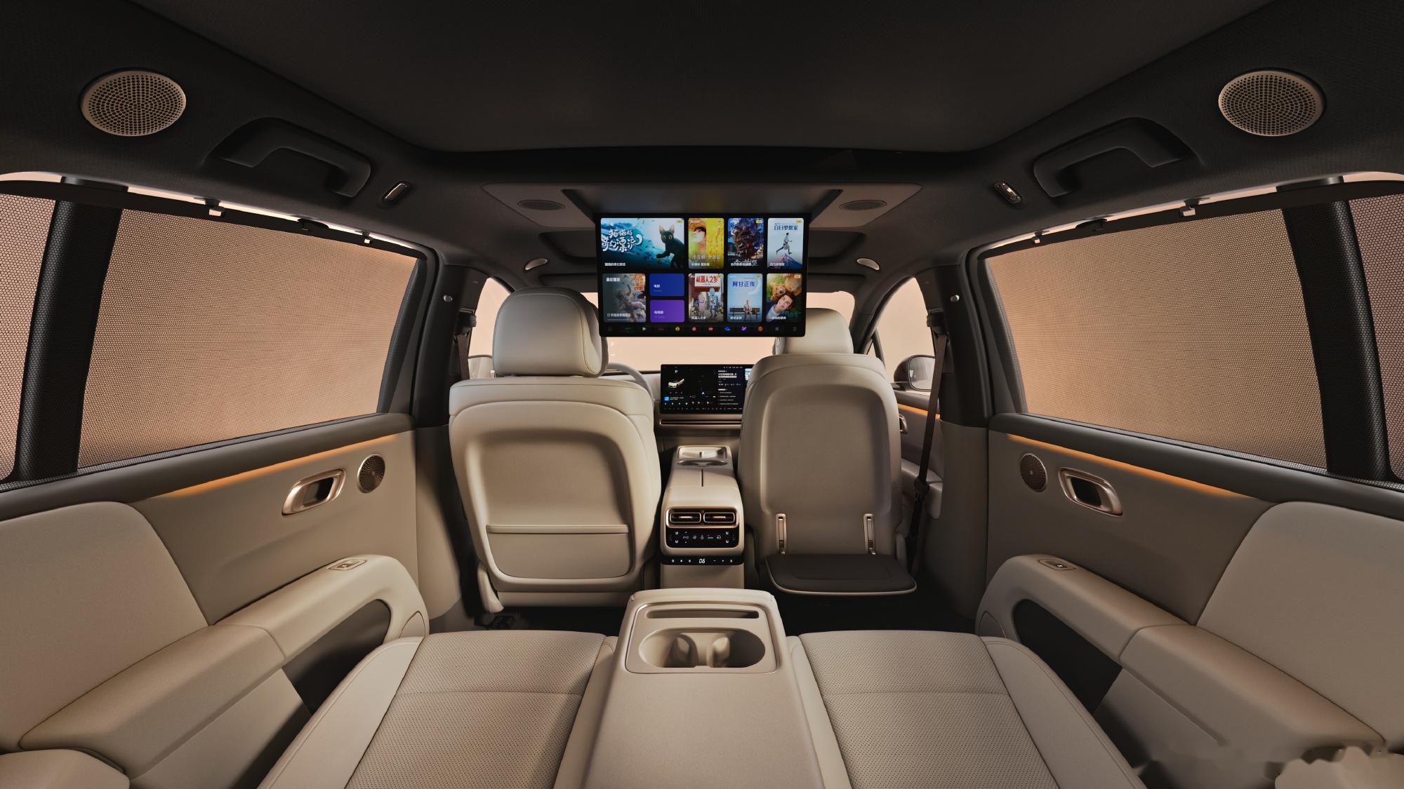 理想i6的官方第二排内饰图来了 ①与L6全系大天幕无法选装不同，i6后排有大电视_理想i6社区_易车社区