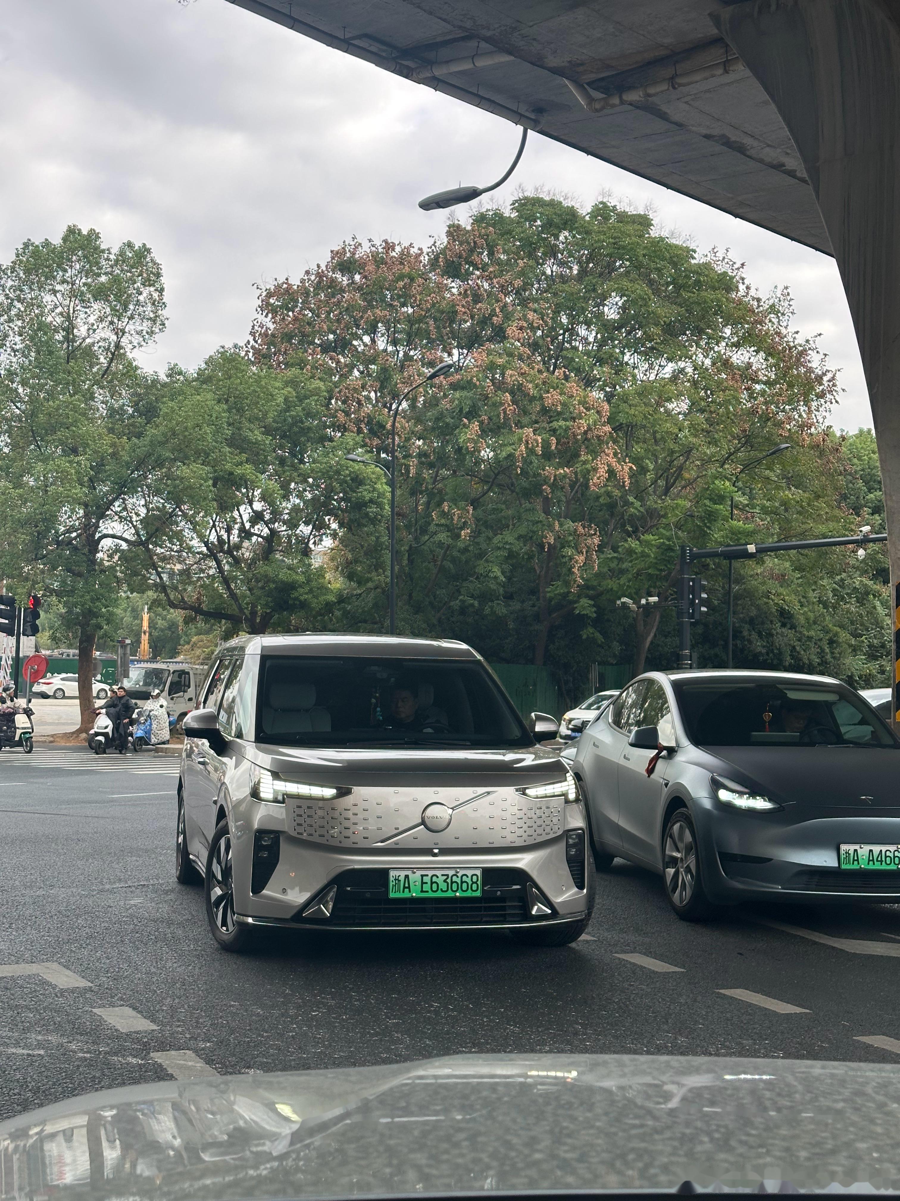 沃尔沃EM90路上真的是少之又少，模子就是极氪009的模子，但配置和舒适度高出不_ZEEKR 009社区_易车社区