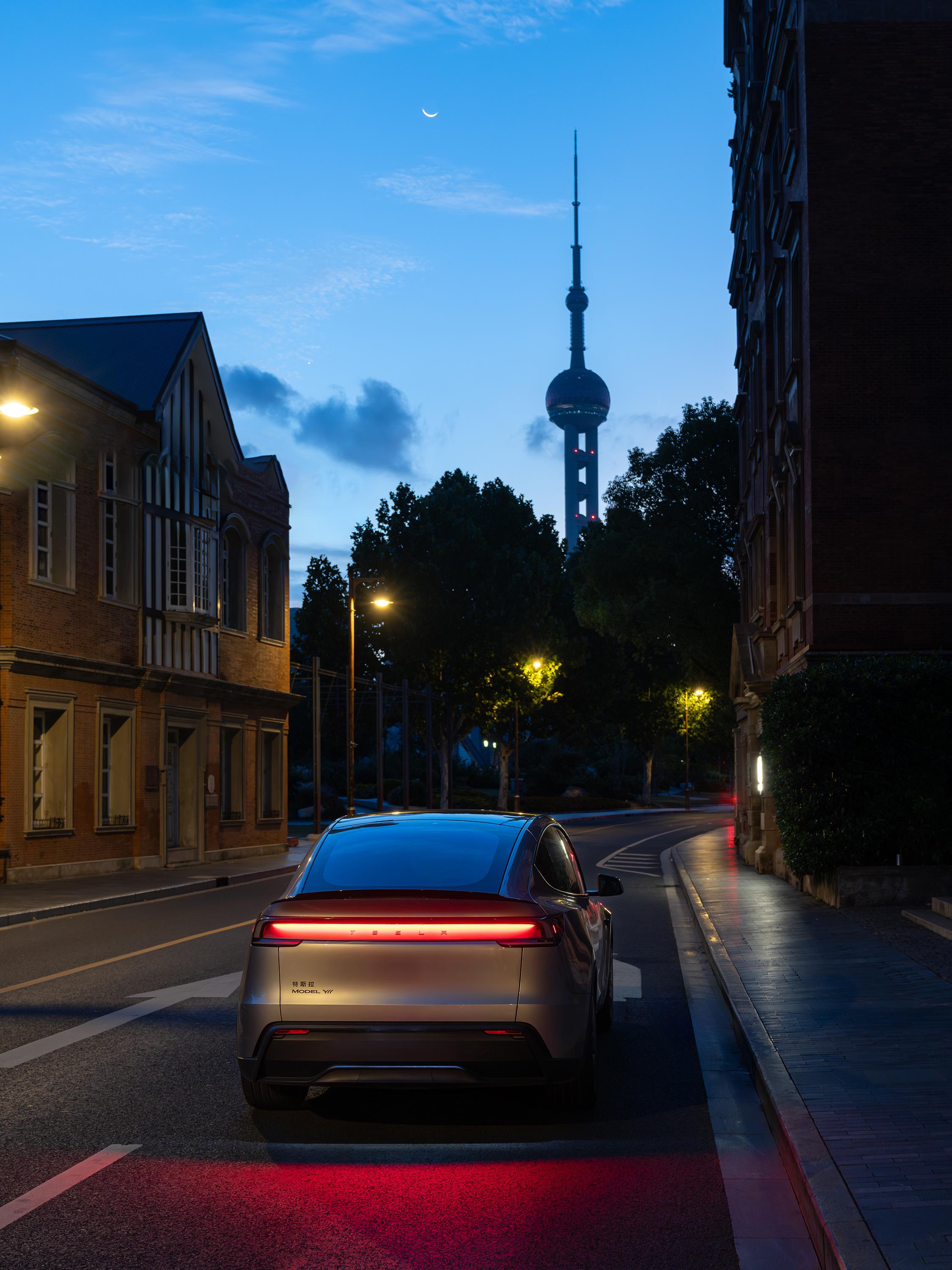 Model Y L与上海外滩浪漫相遇💕 在霓虹闪烁的上海夜色中 星光金Mode_Model Y L社区_易车社区
