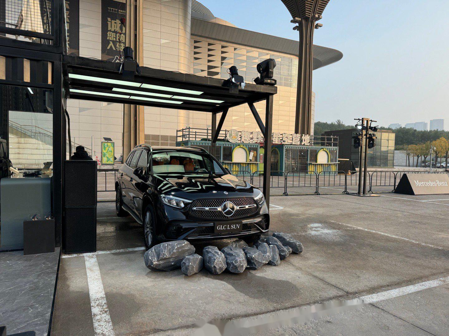 奔驰GLC L SUV既能凭借优雅外观与舒适空间满足日常通勤，又能以强悍四驱与智_奔驰GLC社区_易车社区