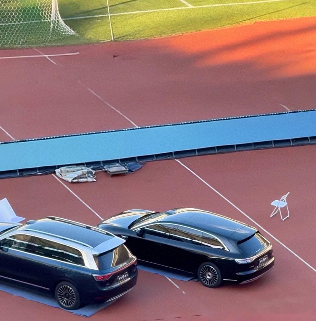 内蒙的鸿蒙智行邀请问界M9和享界S9的幸运车主，坐在球场“里”看蒙超决赛，是球场_问界M9社区_易车社区