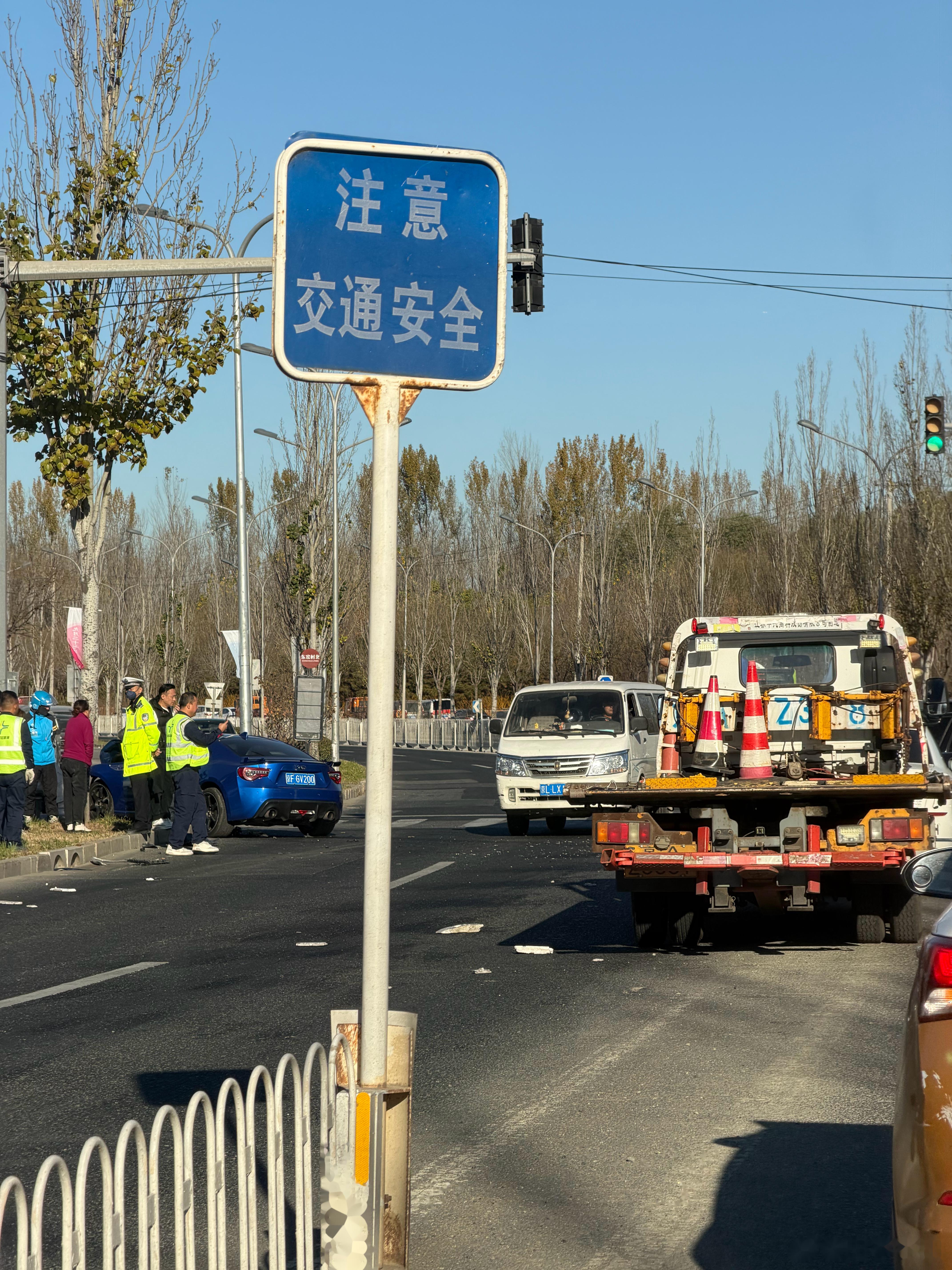 上班路上平时没车的路口 今天出奇的堵车 到了近处一看是俩车事故 BRZ和A6L俩_奥迪A6L社区_易车社区