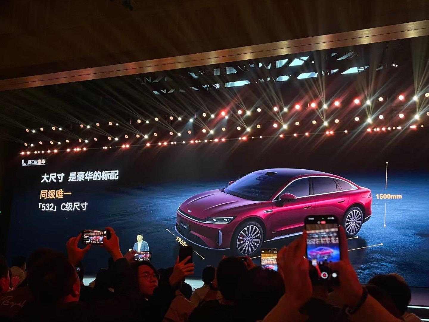 我就说实车为什么看的人那么心动！风云A9L这比例、色彩都有说法！ 532的C级尺_风云A9L社区_易车社区