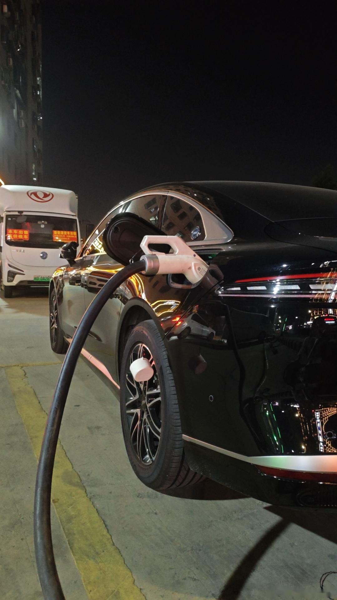 提了风云a9l以后，第一箱油是女朋友给我加的，后面也经常问我油还有没有，没有了再_风云A9L社区_易车社区