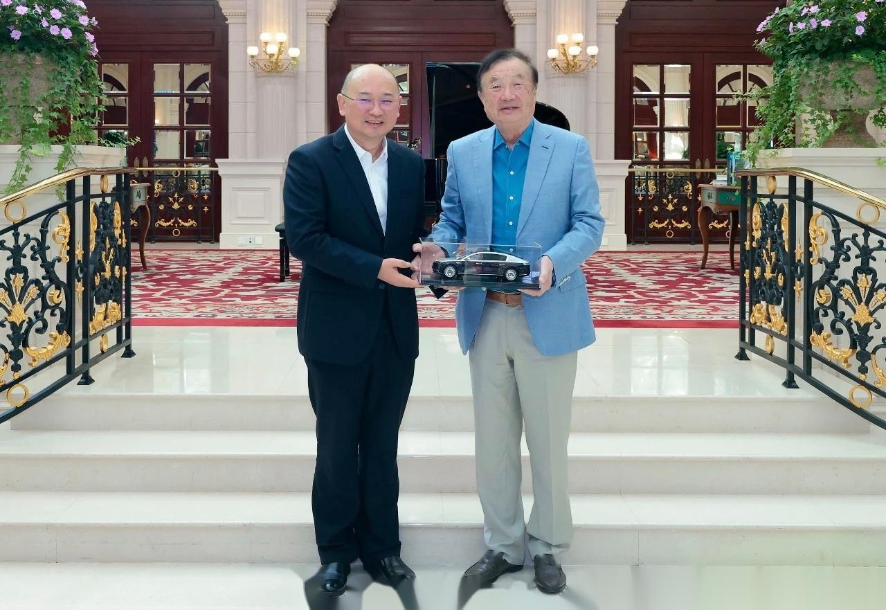 令人费解的是，江淮老总的礼物是尊界S800车模，而上汽老总却仅仅带来了一个尚界H_尊界S800社区_易车社区